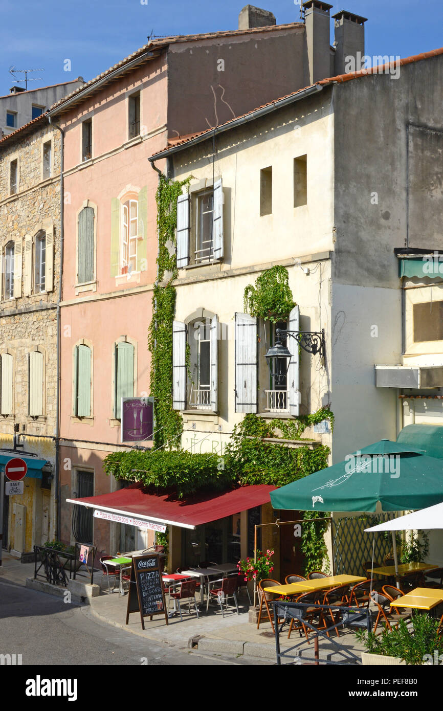 Pretty french streets hi-res stock photography and images - Alamy