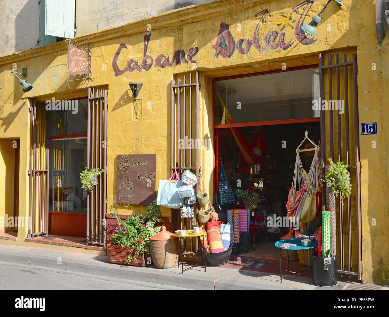 Yellow shop frontage hi-res stock photography and images - Alamy