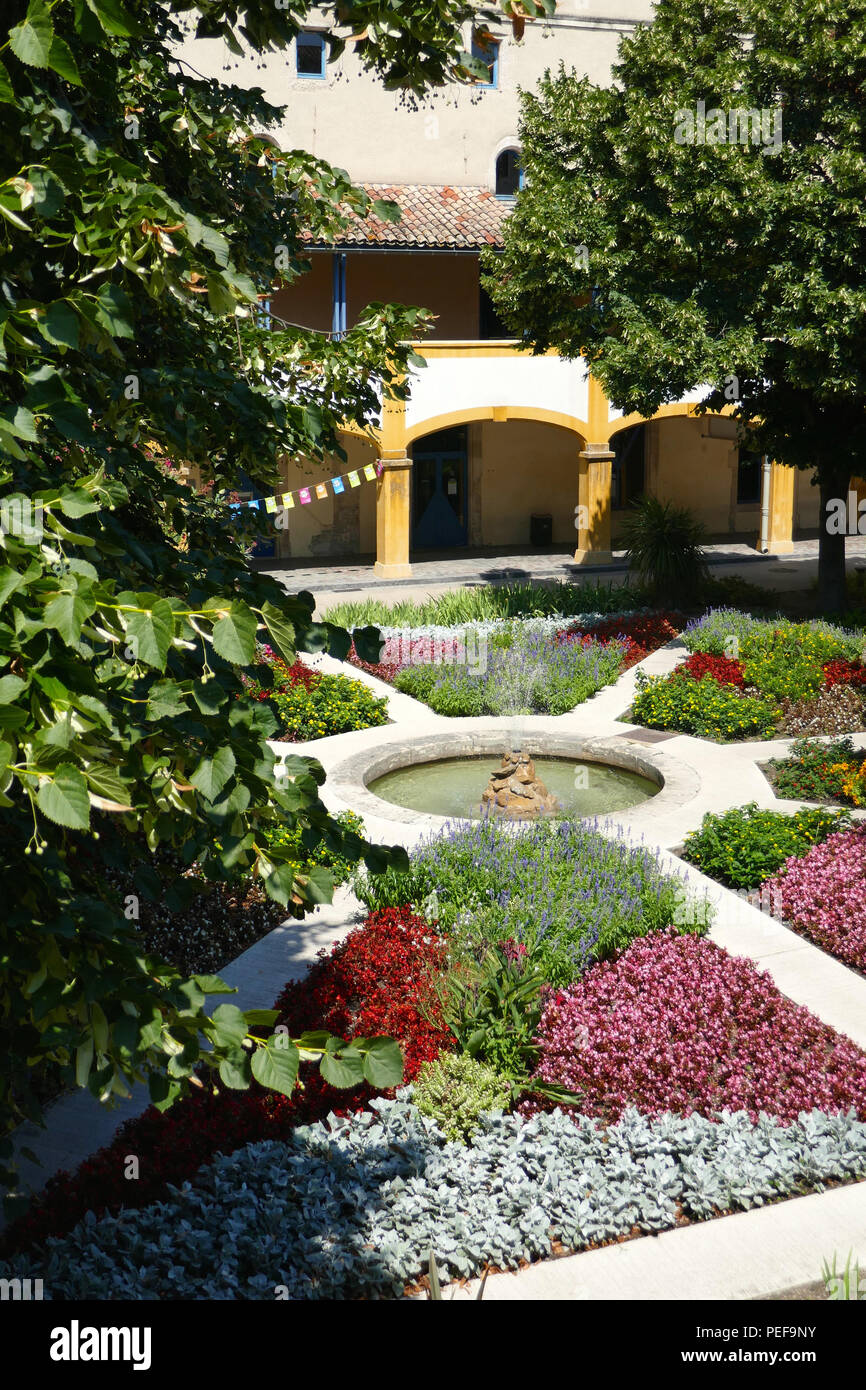 Van gogh arles garden hi-res stock photography and images - Alamy