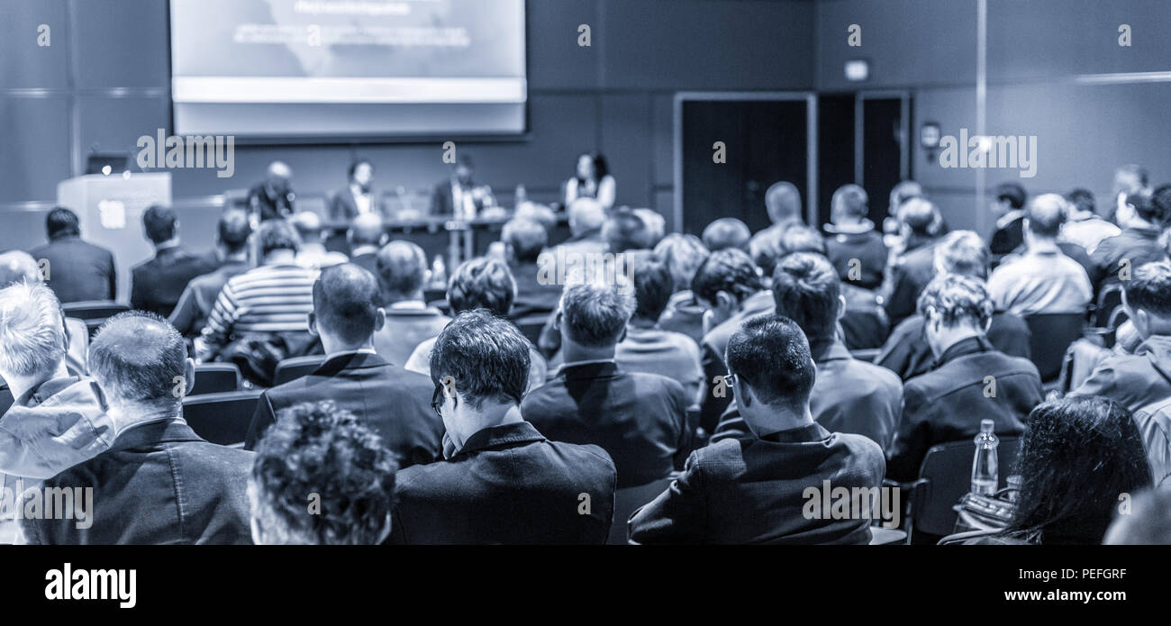 Conference round table hi-res stock photography and images - Alamy