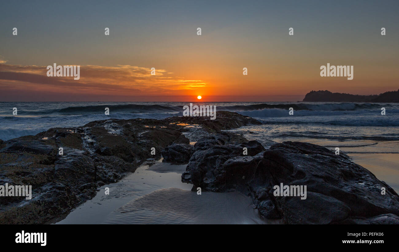 Sun rising over ocean waves hi-res stock photography and images - Alamy