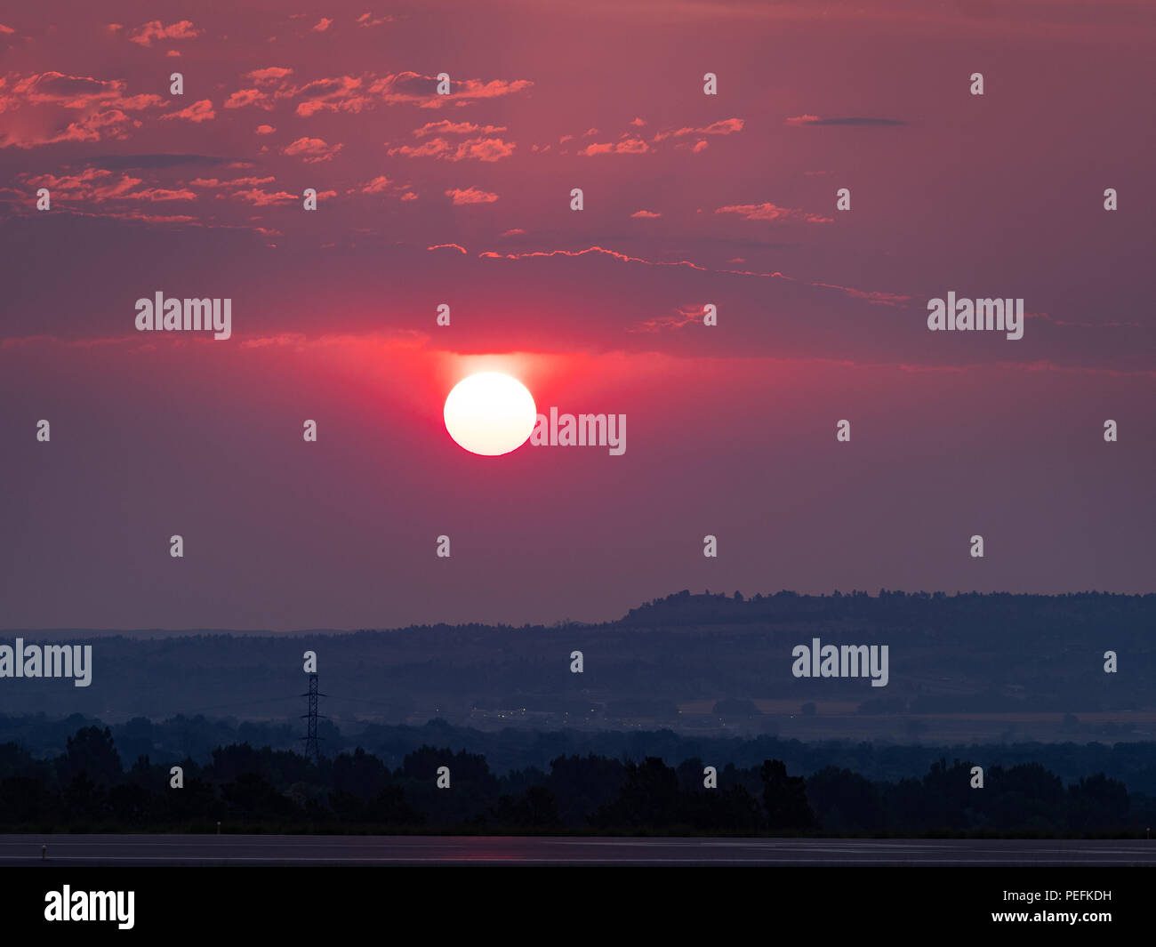 Fire red dawn sky forest hi-res stock photography and images - Alamy