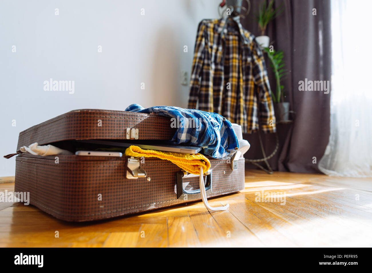 Overloaded suitcase hi-res stock photography and images - Alamy