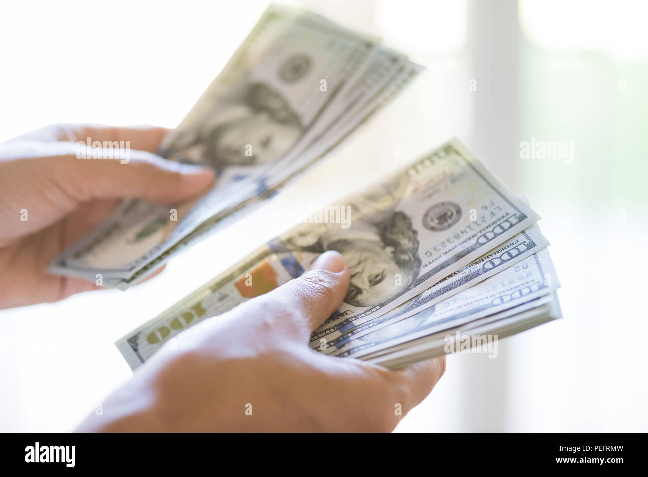 Hands counting us dollar bills hi-res stock photography and images - Alamy