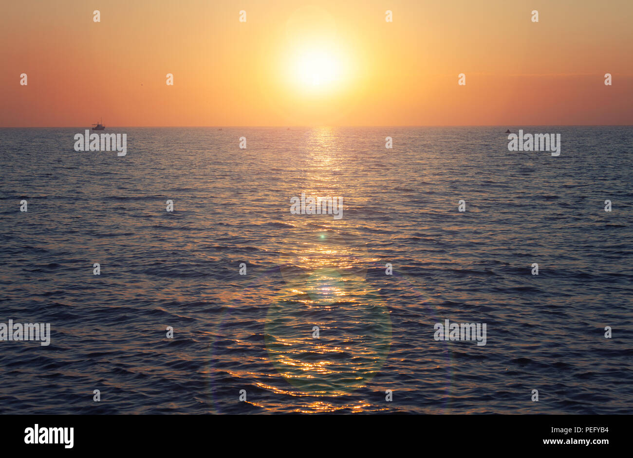 Sun rising over ocean horizon, Florida, USA Stock Photo - Alamy