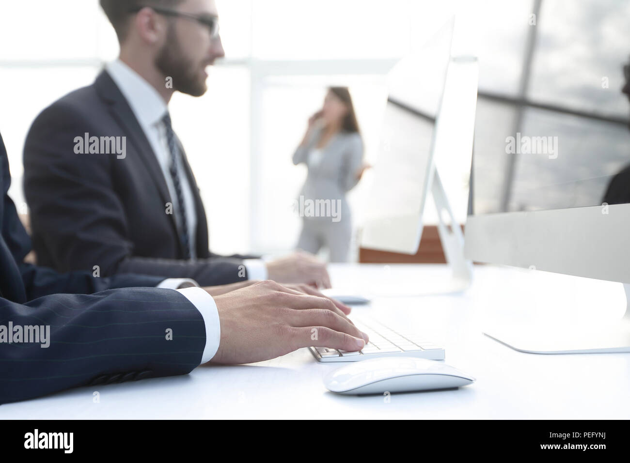 Employees working on computers hi-res stock photography and images - Alamy