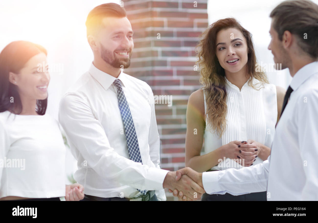 welcome and handshake business partners Stock Photo - Alamy