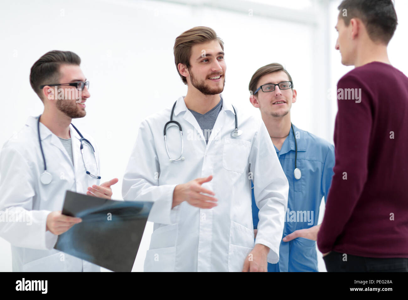 group of doctors discussing a patient's x-ray Stock Photo - Alamy