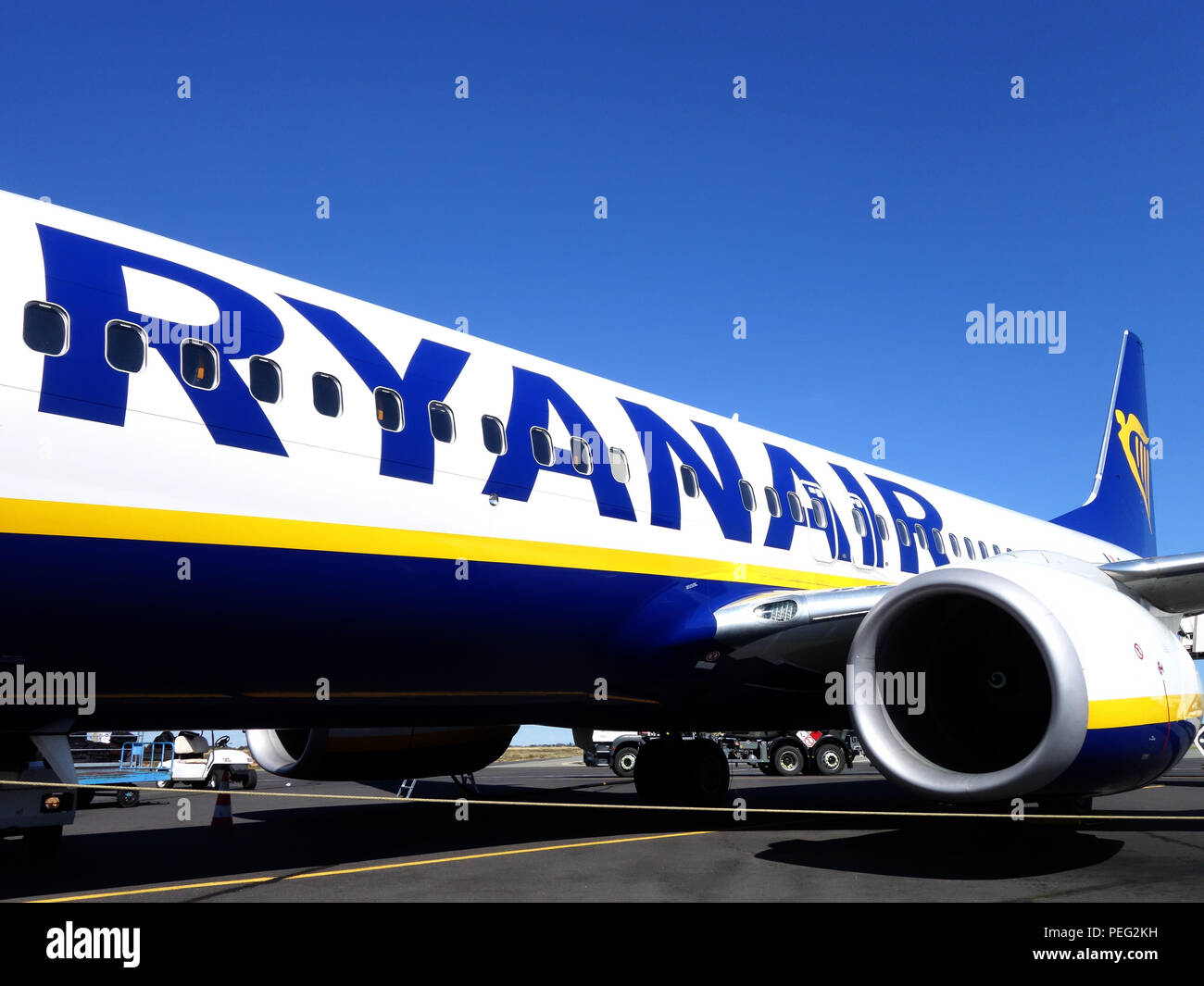 Ryanair Logo Stock Photos & Ryanair Logo Stock Images - Alamy