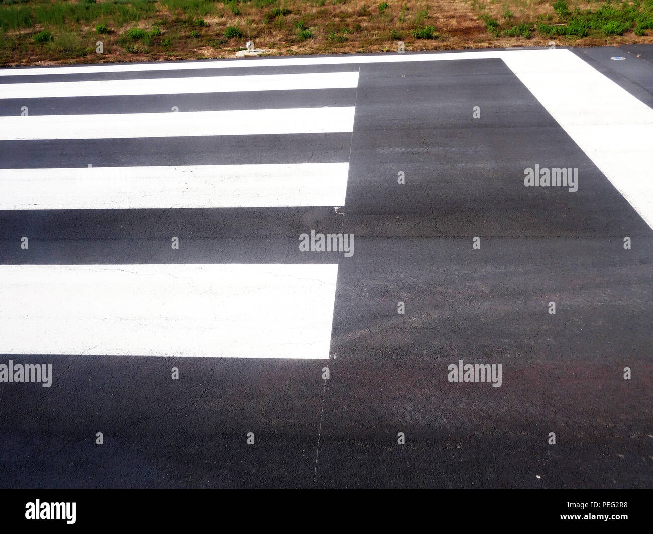 Runway markings hi-res stock photography and images - Alamy