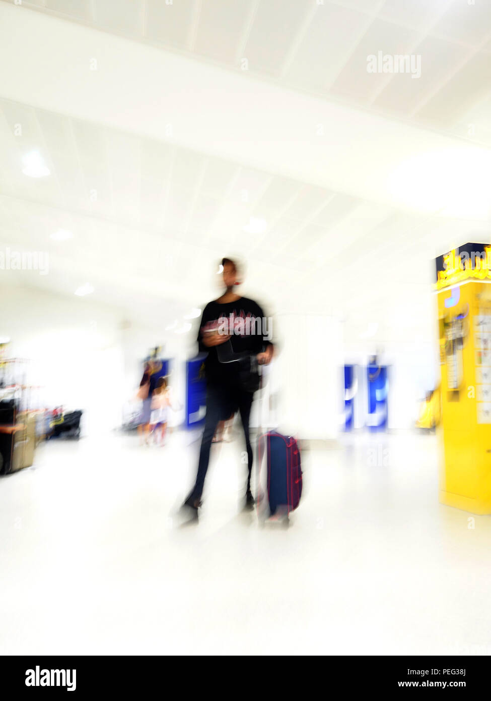 Manchester airport arrivals area hi-res stock photography and images ...