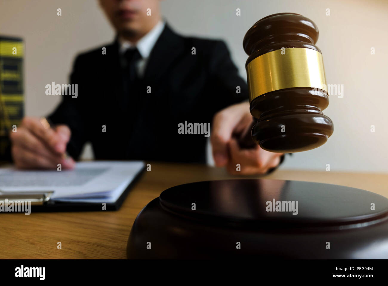 Courtroom gavel hi-res stock photography and images - Alamy