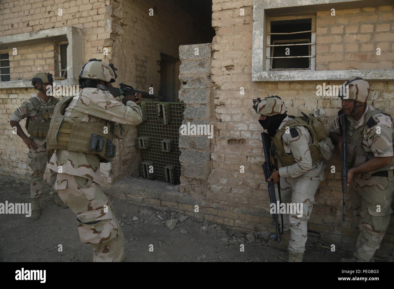 Soldiers assigned to the 23rd Iraqi Army Brigade secure a building ...