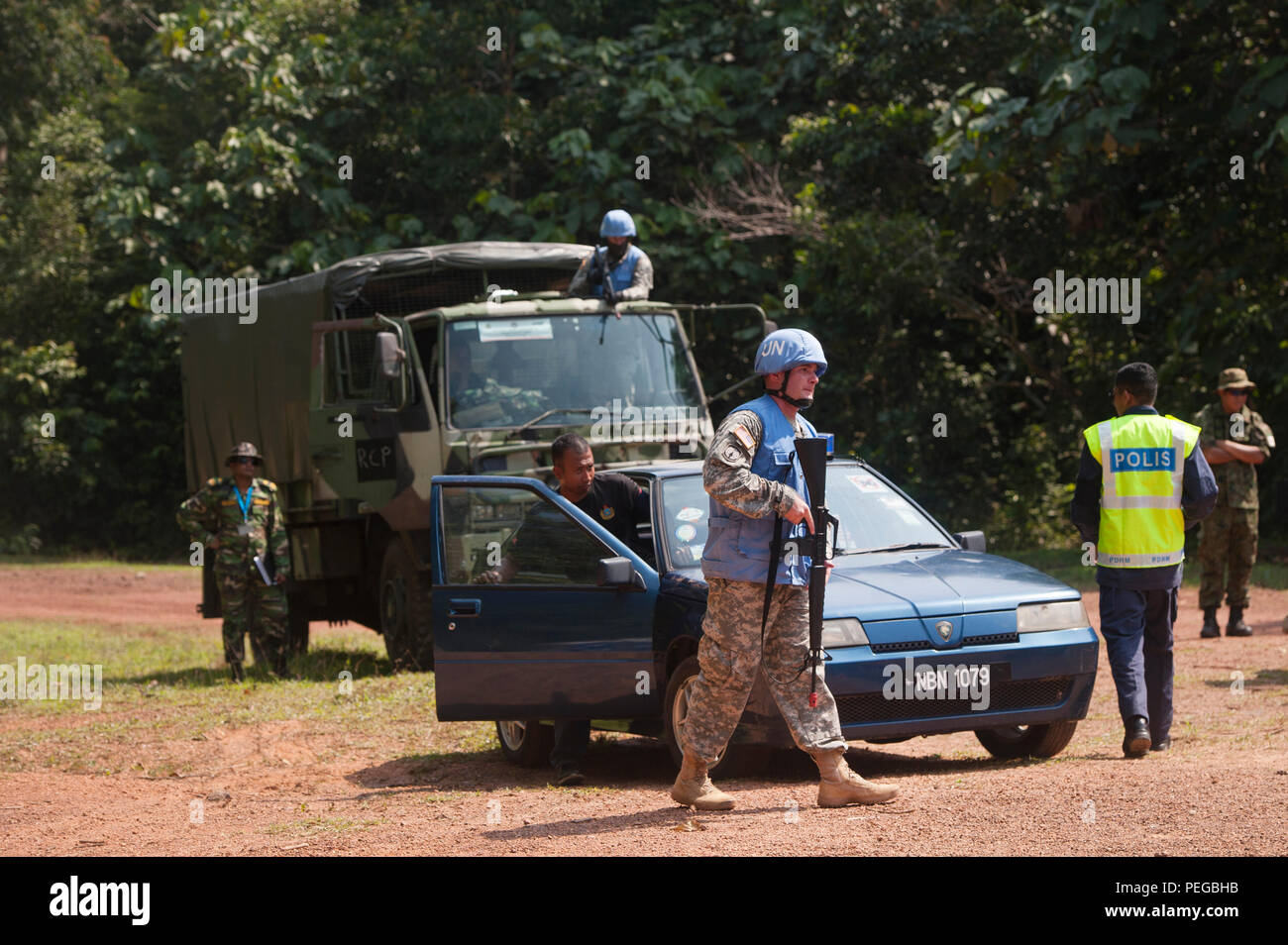 U.S. Army Soldiers assigned to the 728th Military Police Battalion, 8th ...