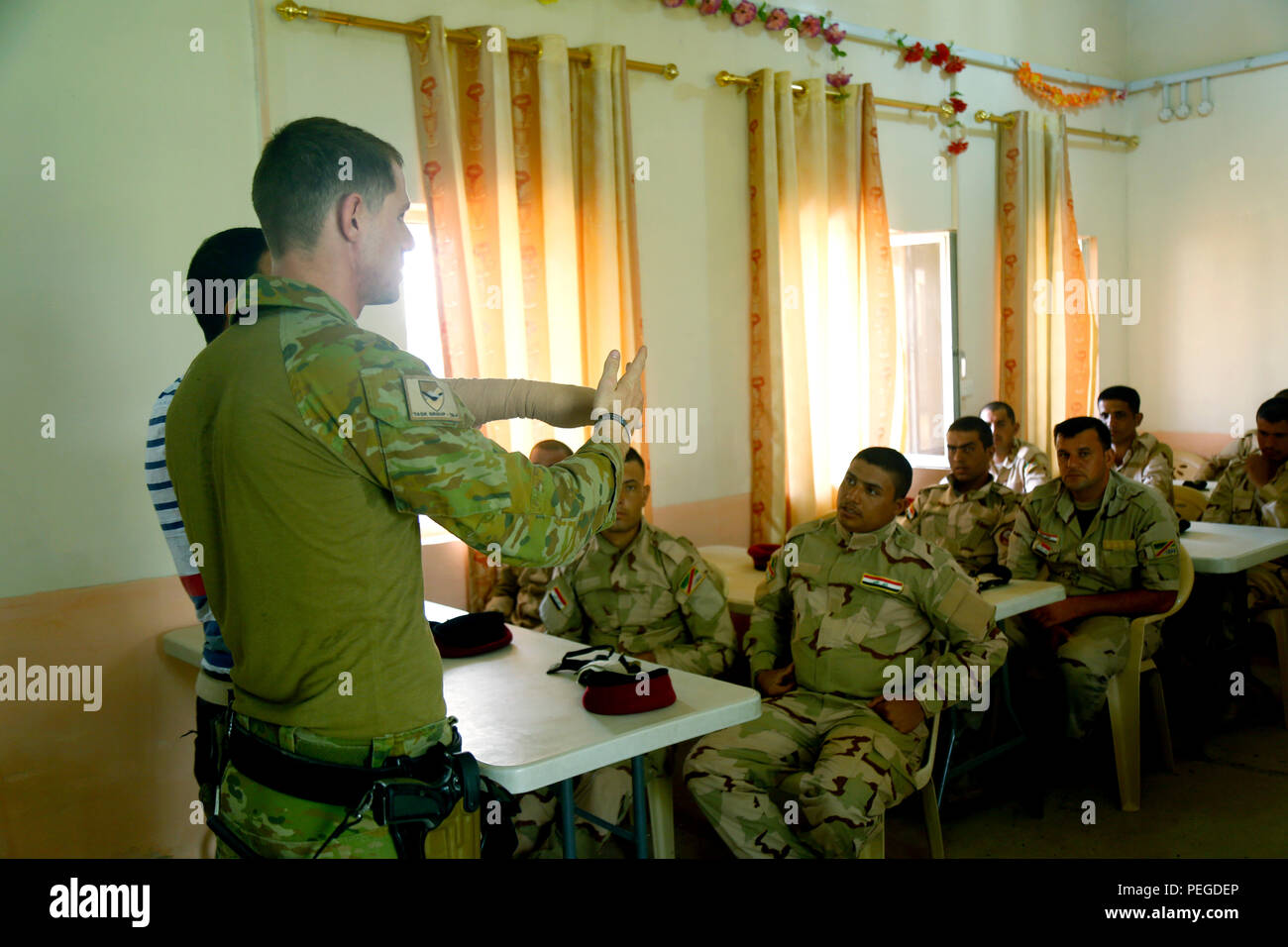 An Australian soldier assigned to Task Group Taji teaches Iraqi ...