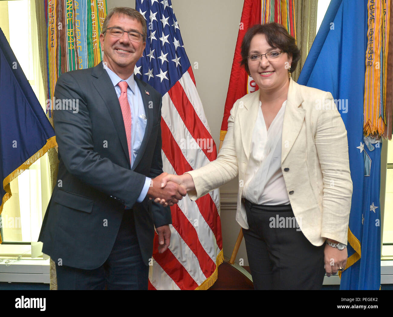 Secretary of Defense Ash Carter welcomes the Minister of Defense ...