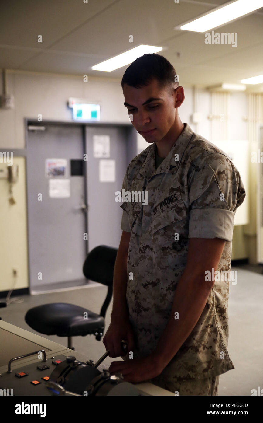 Test cell operator hi-res stock photography and images - Alamy