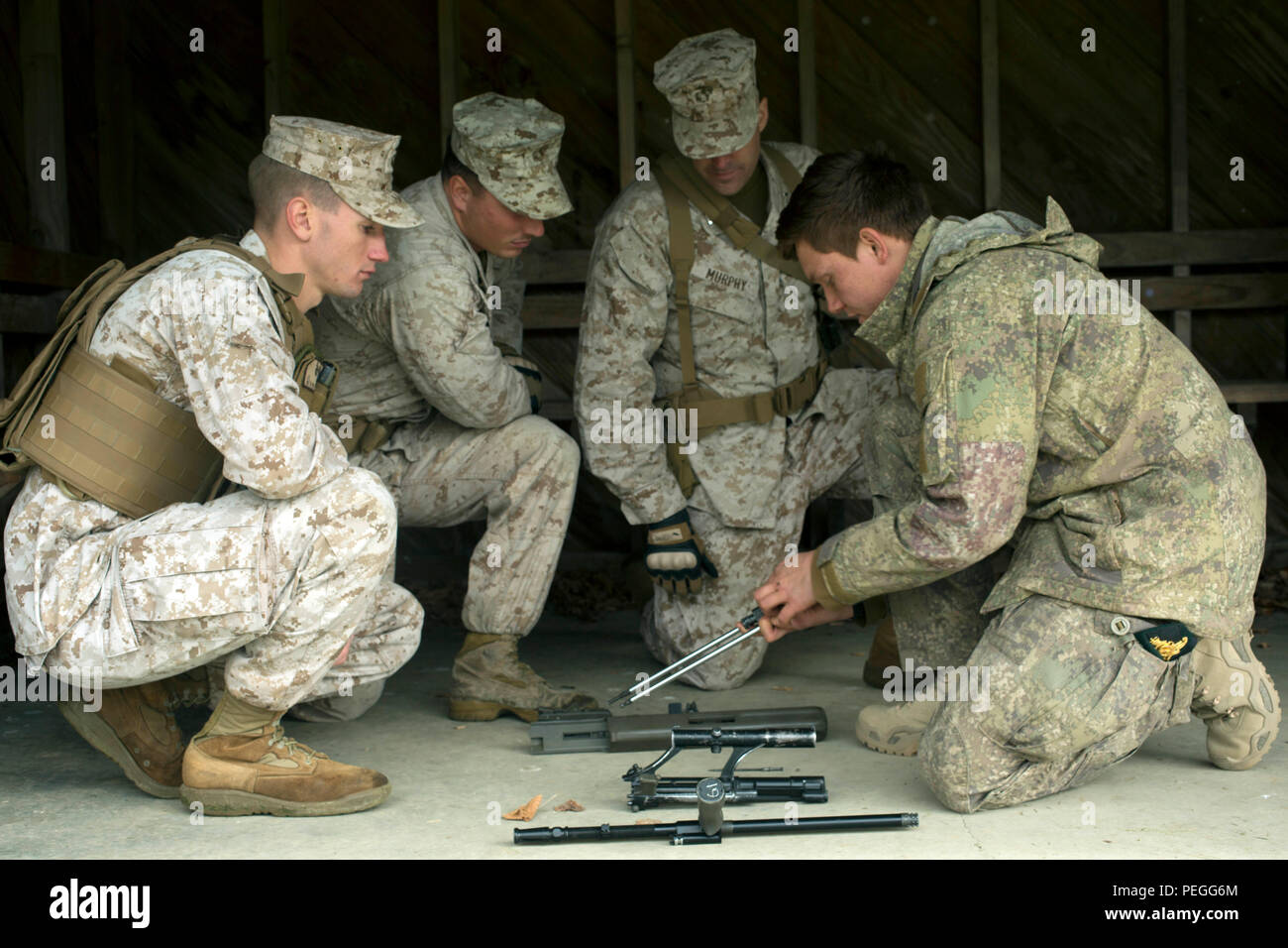 New Zealand Army Lance Bombardier Arana Hunter shows U.S. Marines how ...