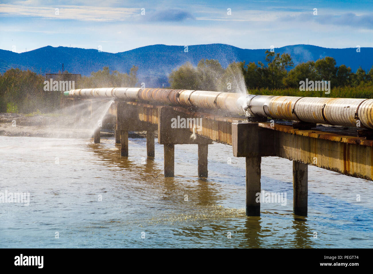 Pipeline crossing river hi-res stock photography and images - Alamy