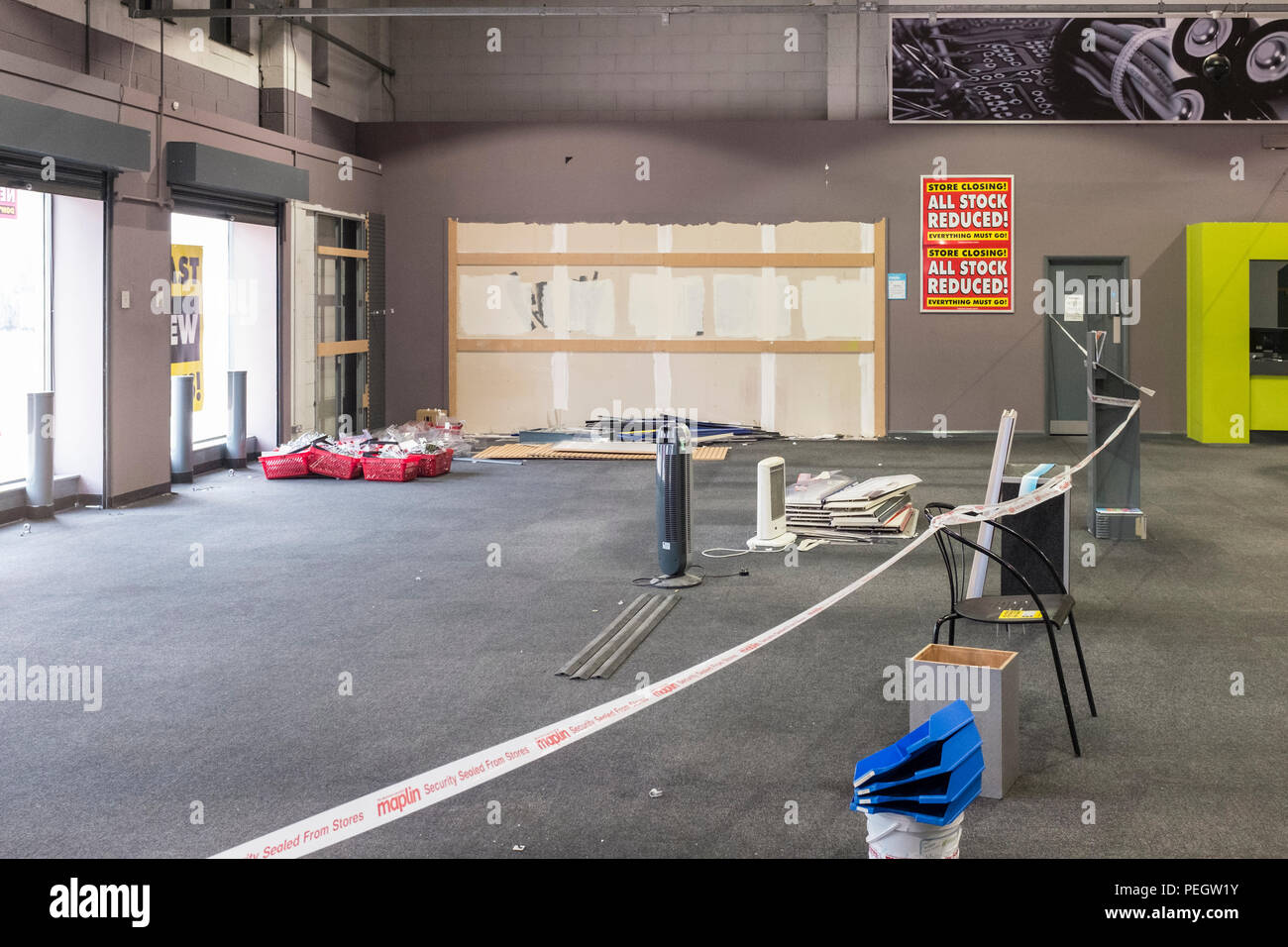 Empty shelves in store in hi-res stock photography and images - Alamy