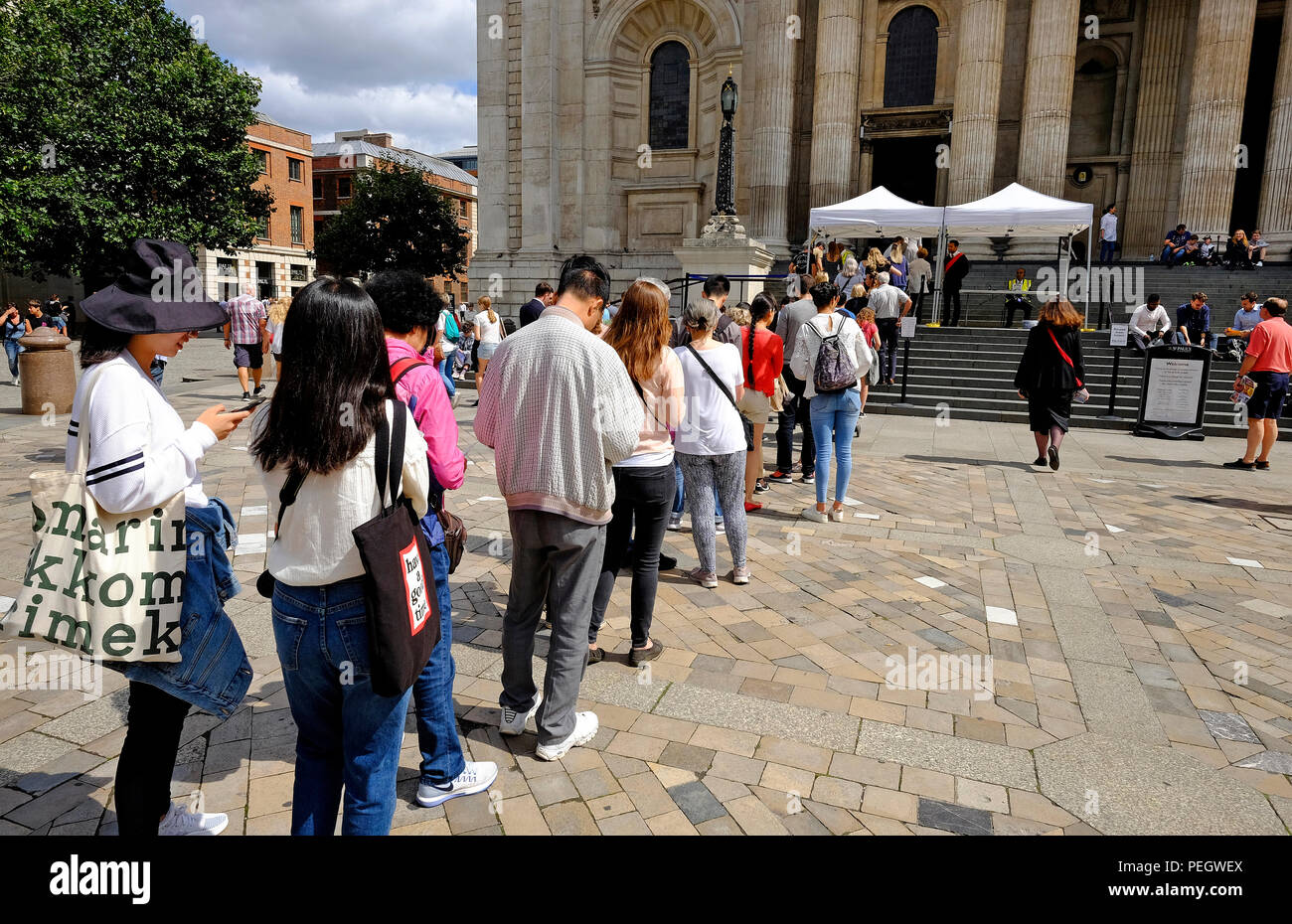 People queue outside st pauls cathedral hi-res stock photography and ...