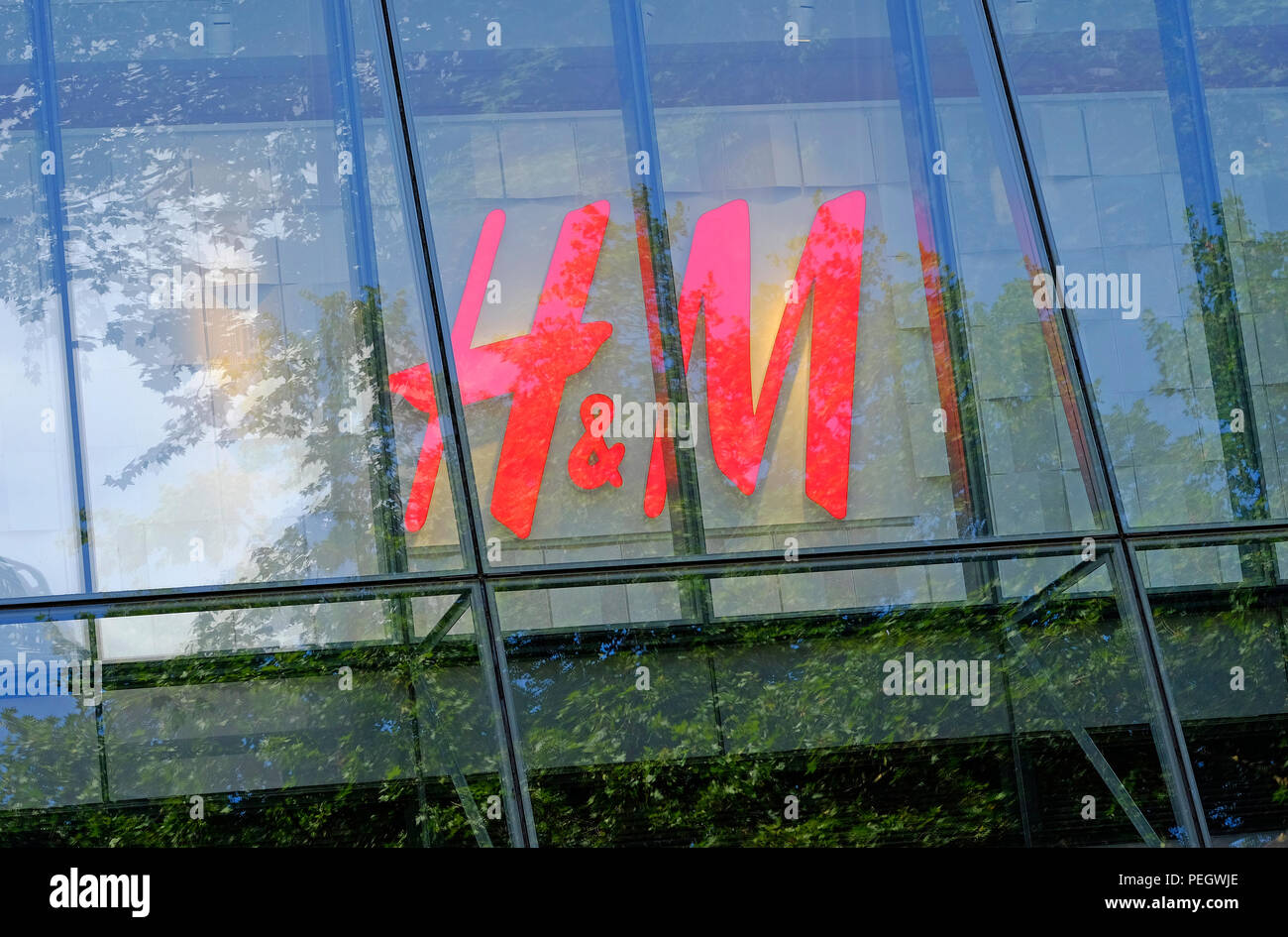 h&m logo sign on store exterior, one new change, london, england Stock ...