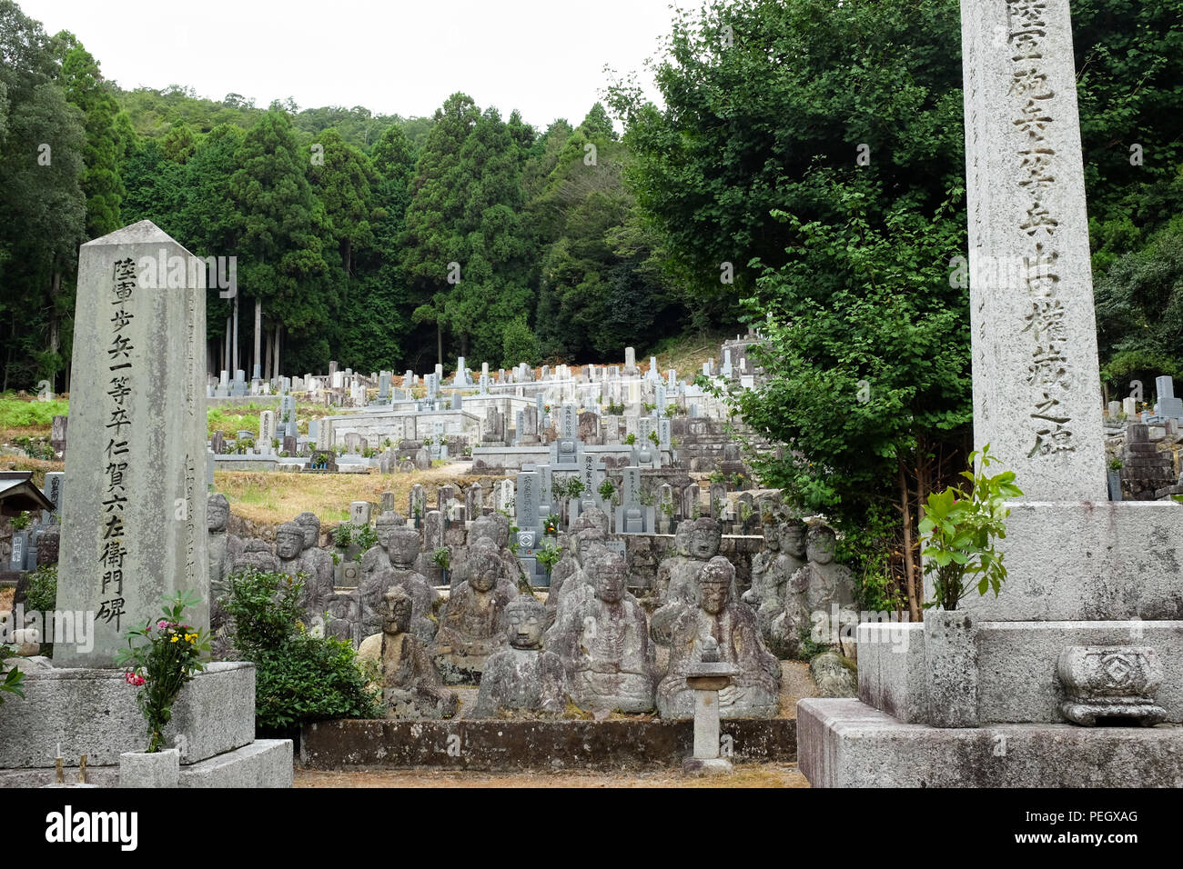 Japanese graveyards hi-res stock photography and images - Alamy