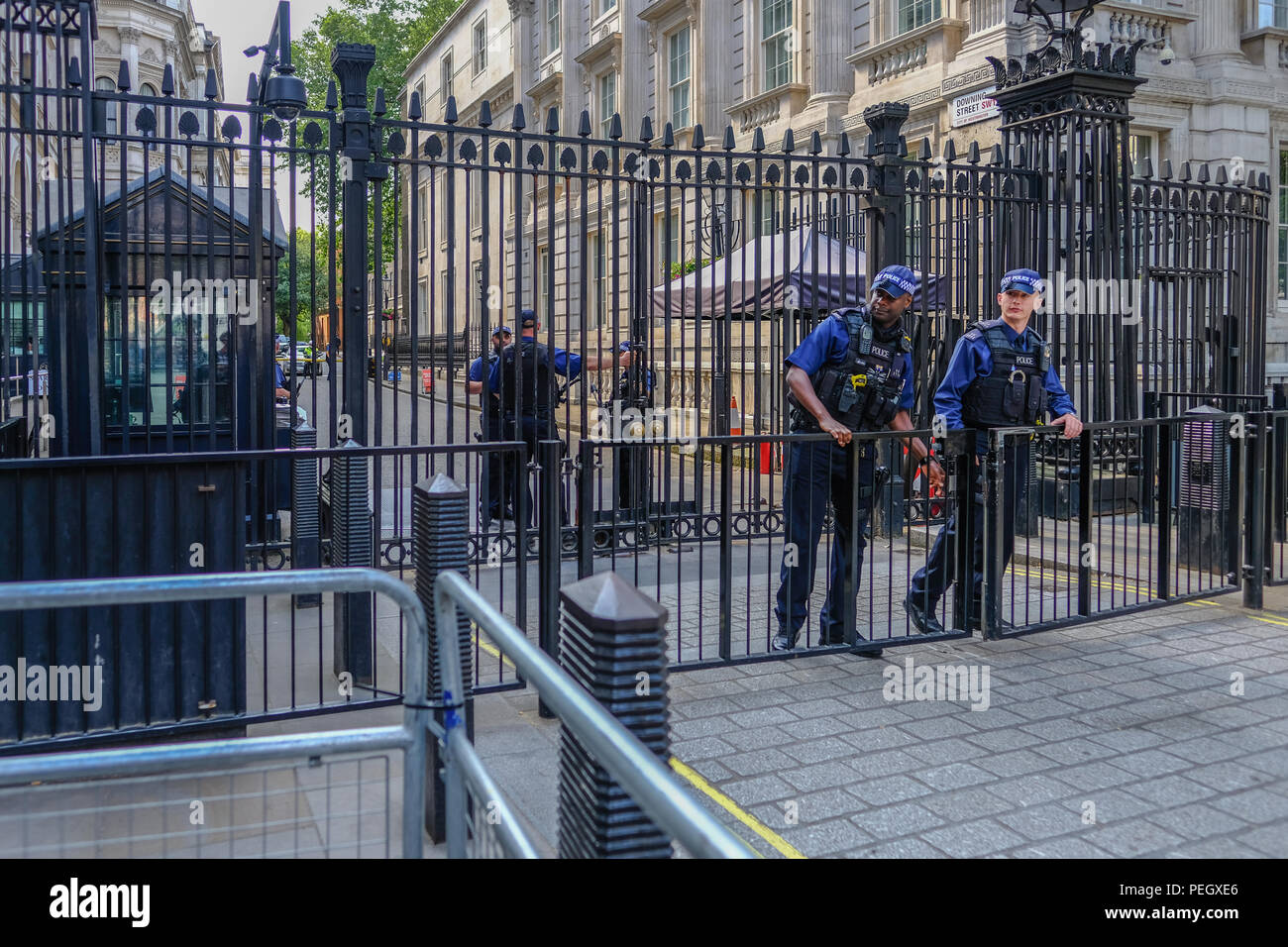 Police guarding the gates at 10 downing street hi-res stock photography ...