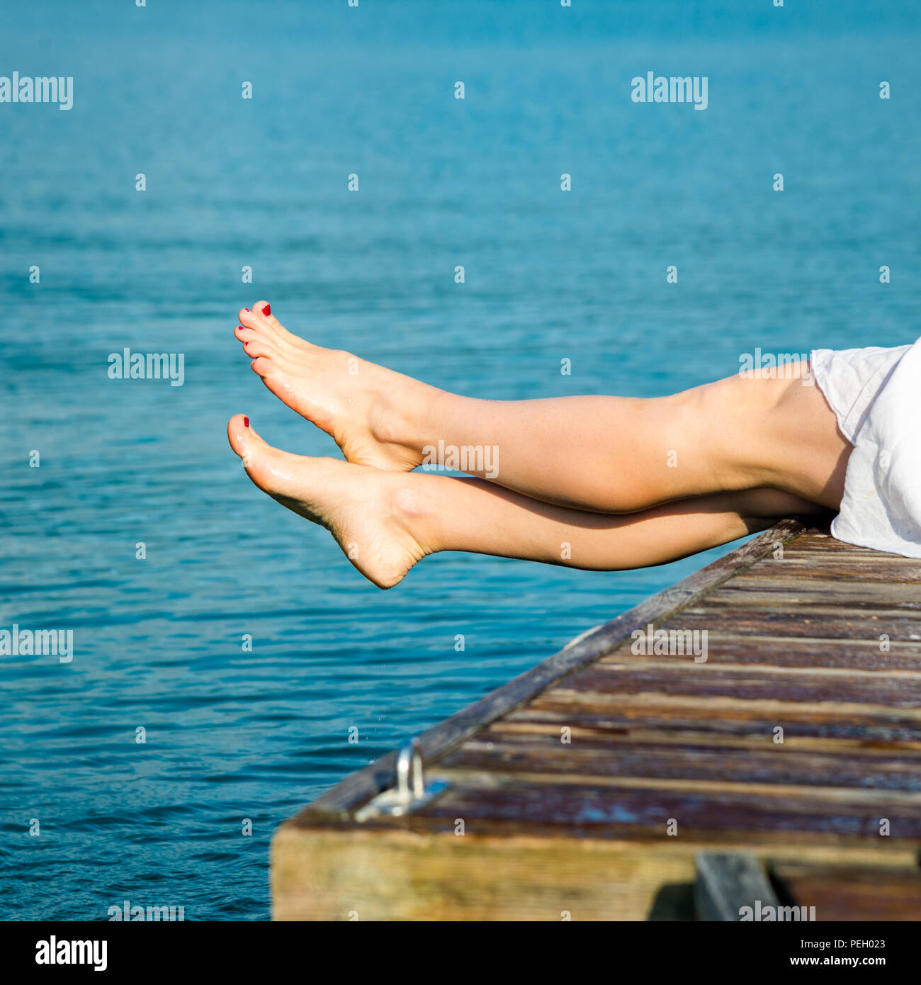 Pretty feet barefoot beach hi-res stock photography and images - Alamy