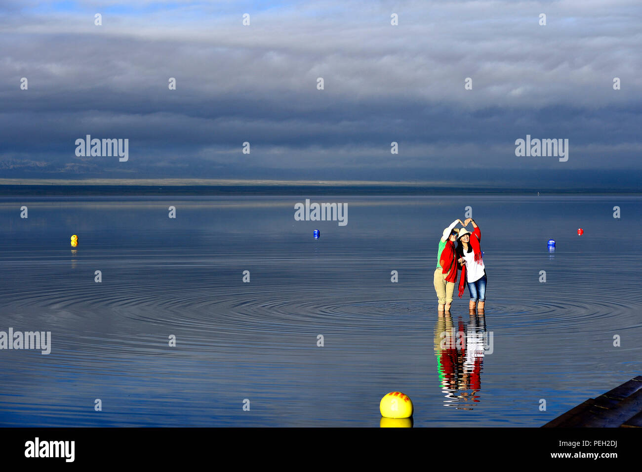 Caka. 14th Aug, 2018. Tourists pose for photos at the Caka Salt Lake in ...
