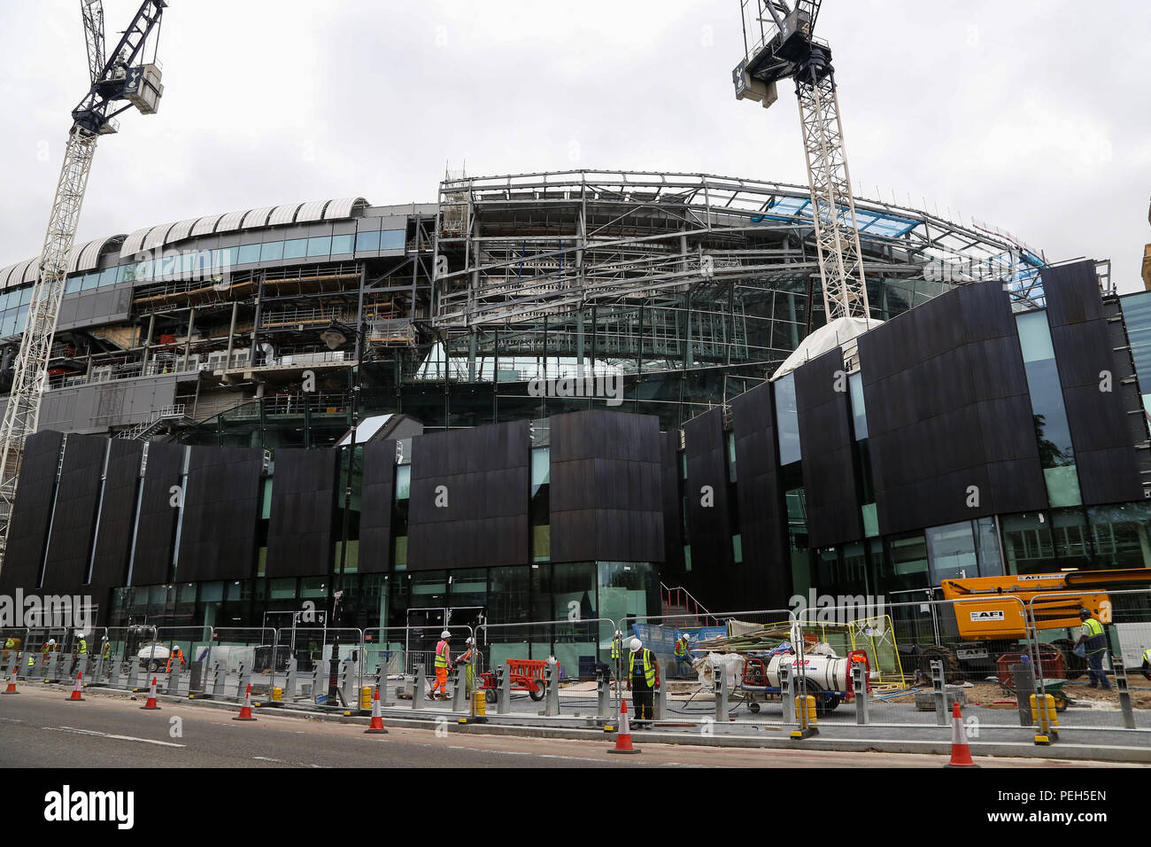 Tottenham hotspur stadium building works hi-res stock photography and ...