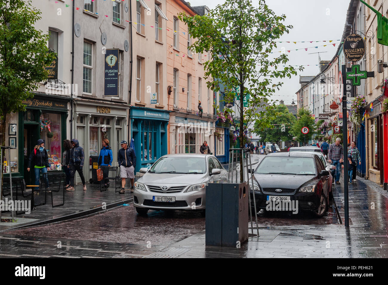 Clonakilty, West Cork, Ireland. 15th Aug, 2018. Shoppers brave the wet ...