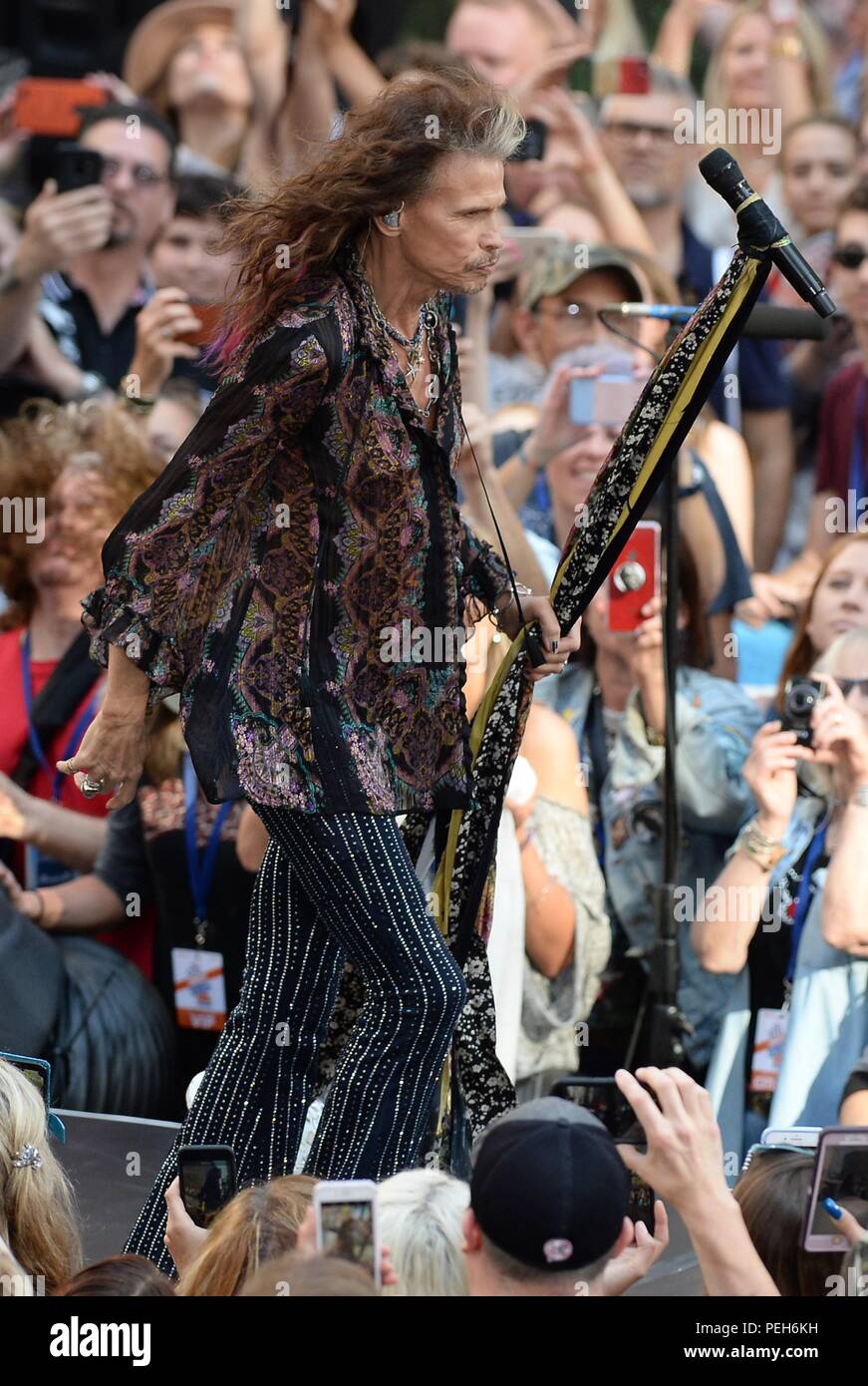 Steven tyler aerosmith hi-res stock photography and images - Alamy
