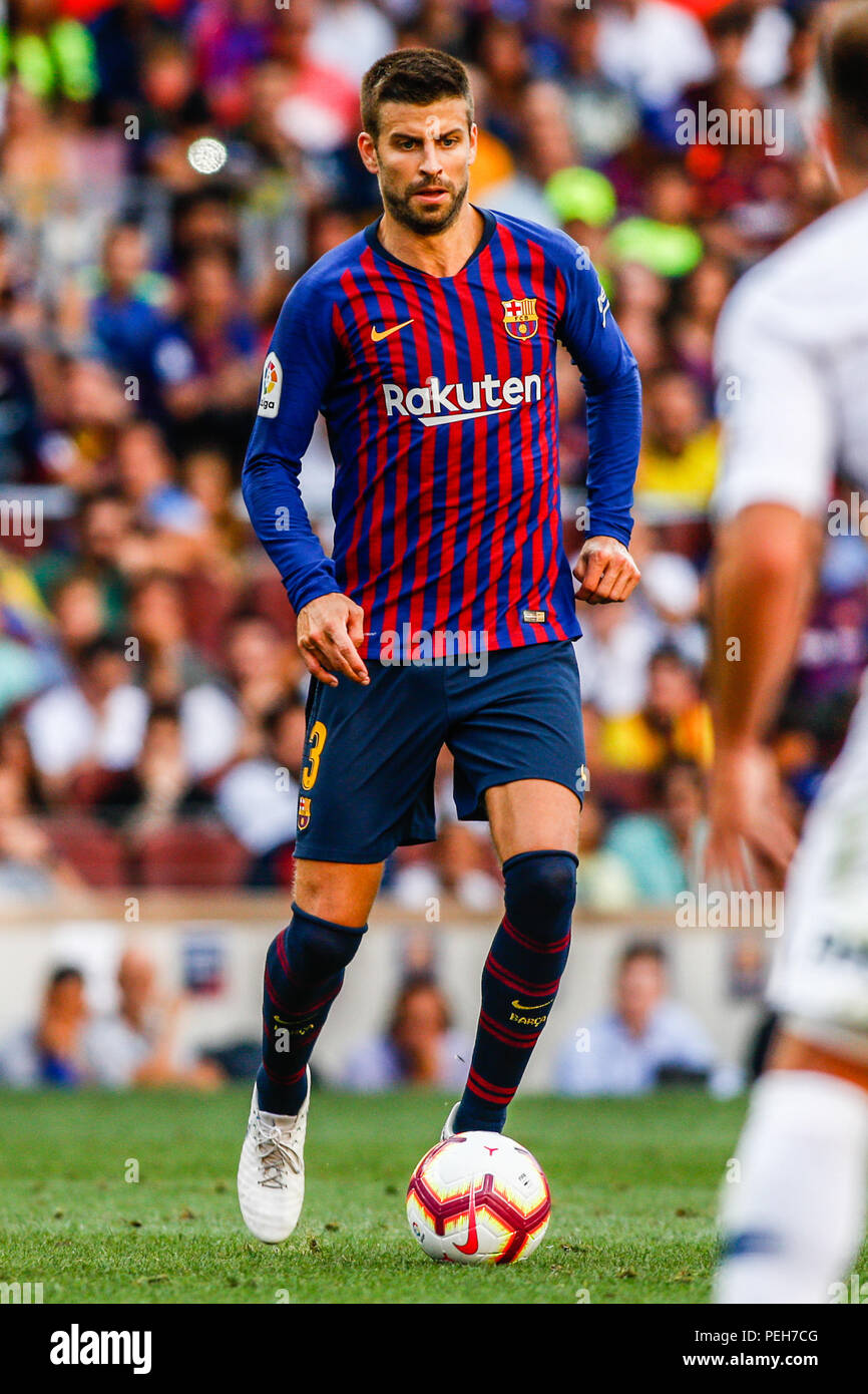 Gerard pique trophy hi-res stock photography and images - Alamy