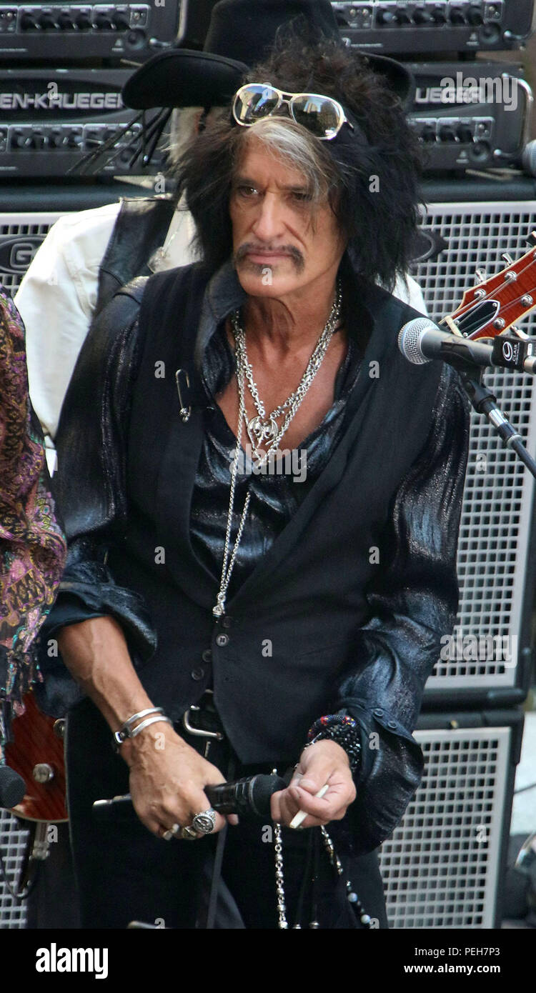 Joe perry of aerosmith hi-res stock photography and images - Alamy