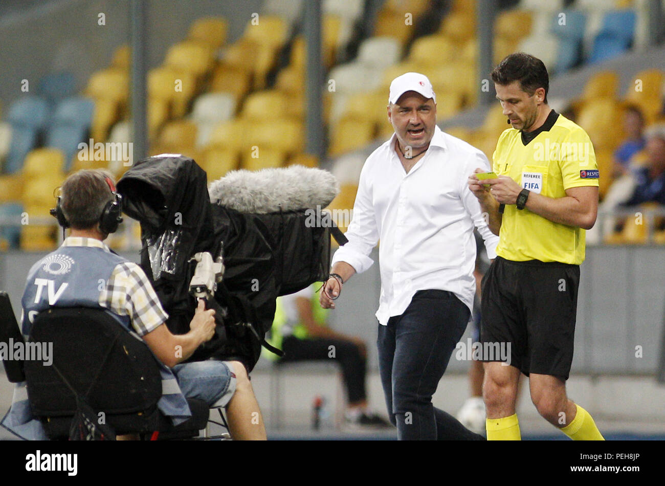 Referee daniel stefanski hi-res stock photography and images - Alamy