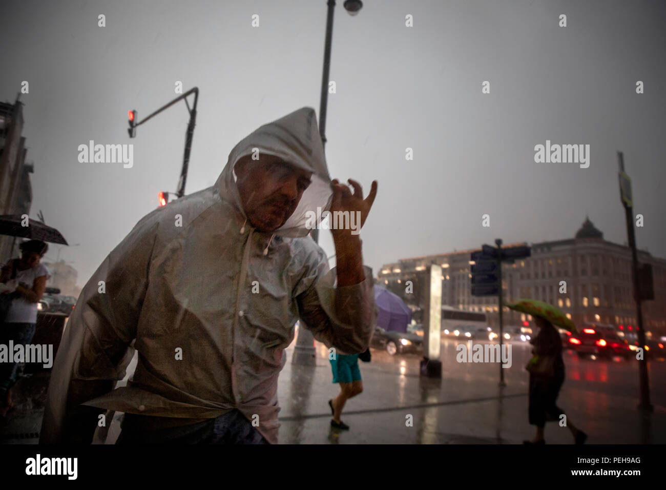 Moscow, Russia. 15th Aug, 2018. People walking undert heavy rain in ...