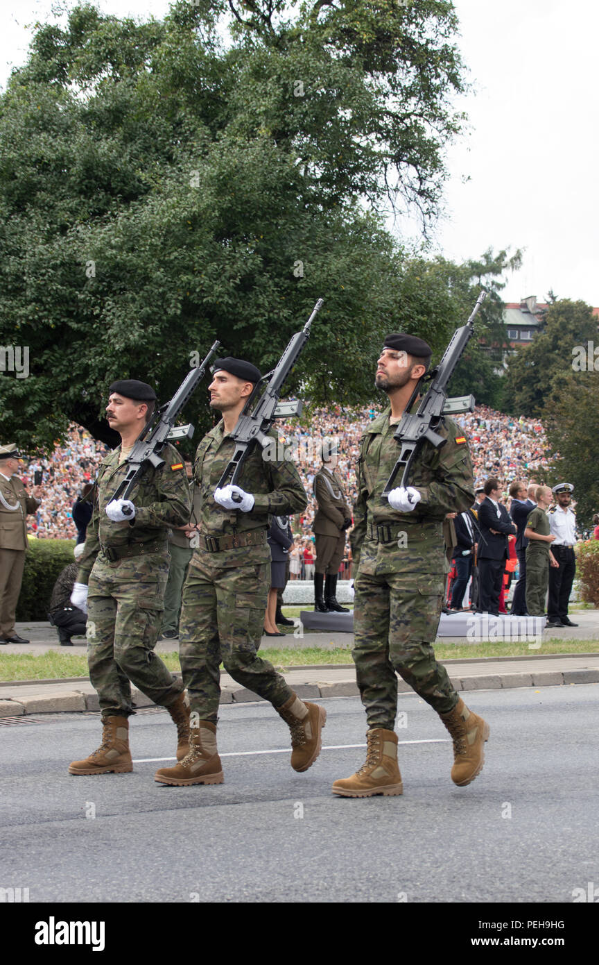 Soldiers from the NATO multinational battle group stationed in Poland ...
