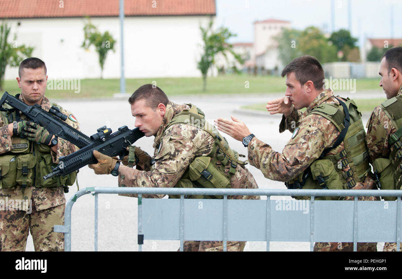 Paratroopers from the Italian Army’s 186th Folgore Parachute Regiment ...