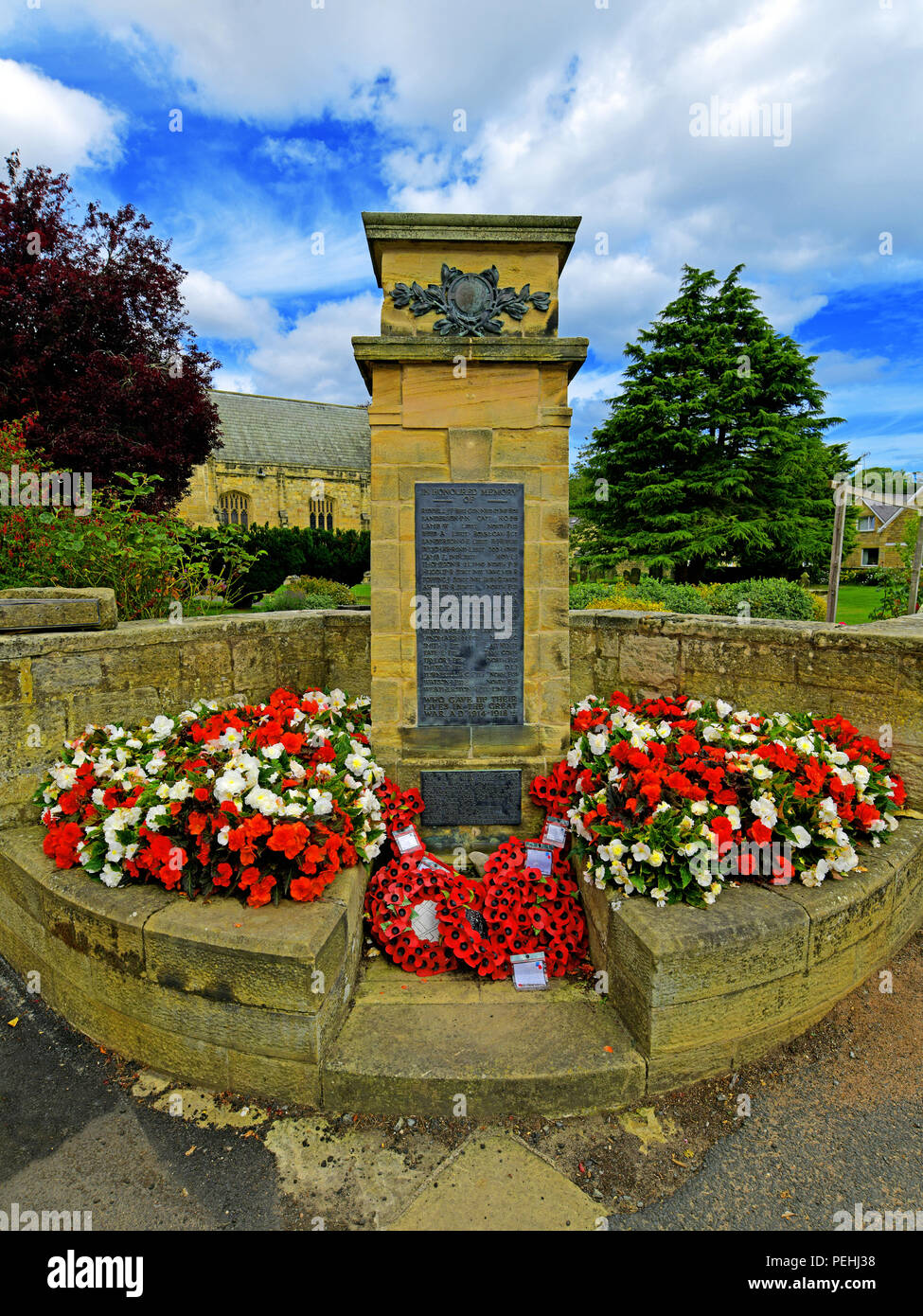 Warkworth Northumberland WWI and WWII remembrance monument Stock Photo ...
