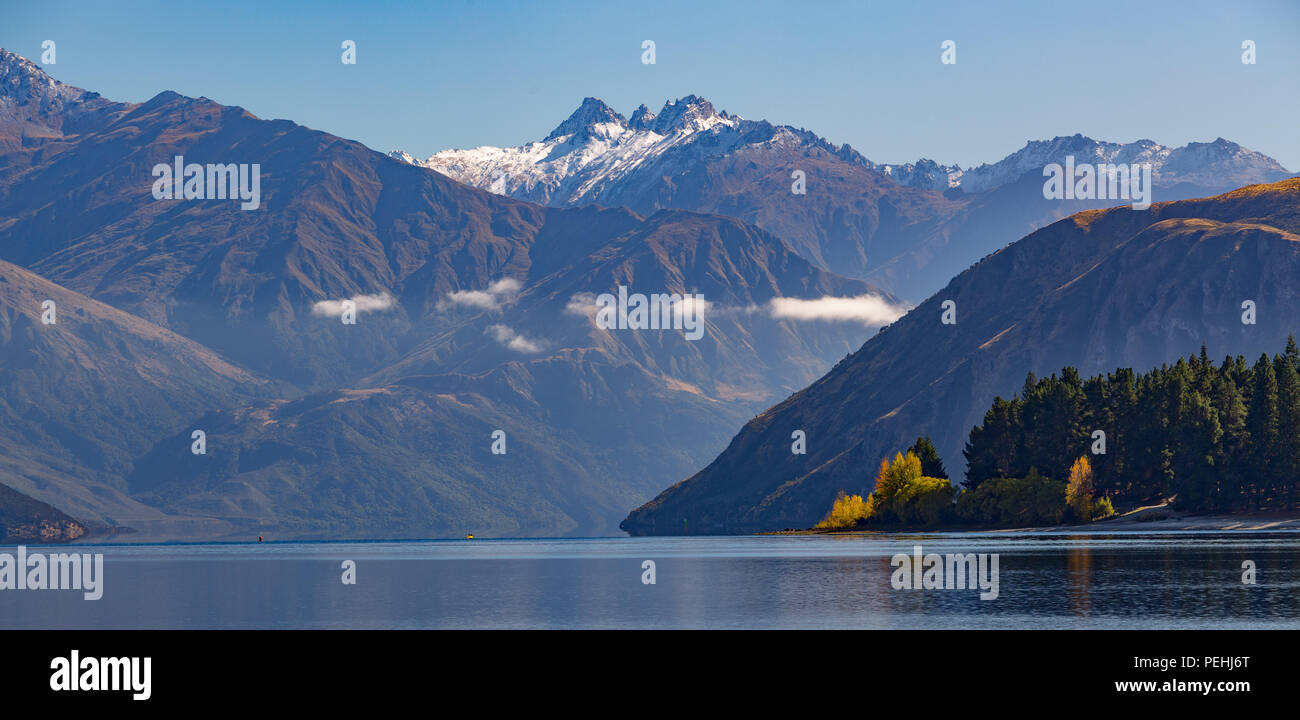 Blue sky wanaka hi-res stock photography and images - Alamy