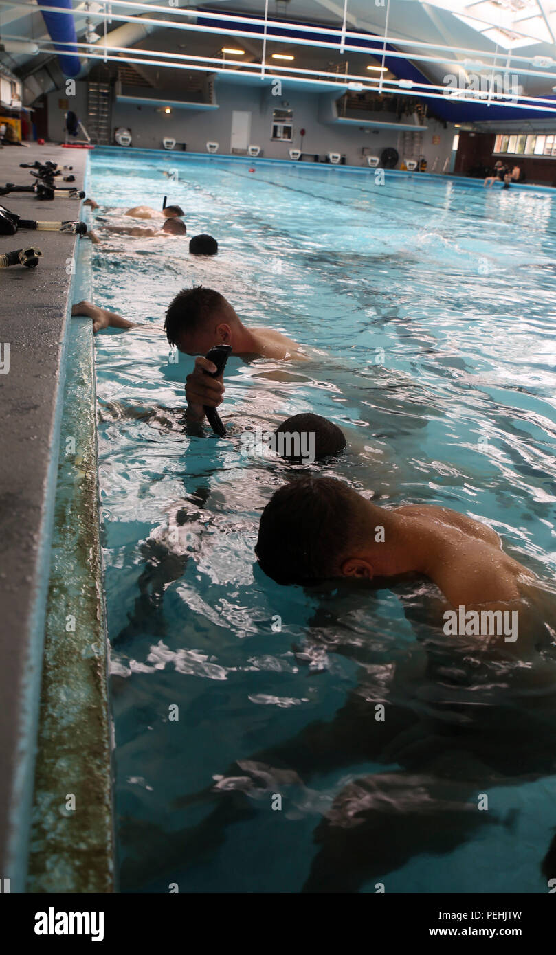 Marines with 2nd Reconnaissance Battalion take turns breathing through ...