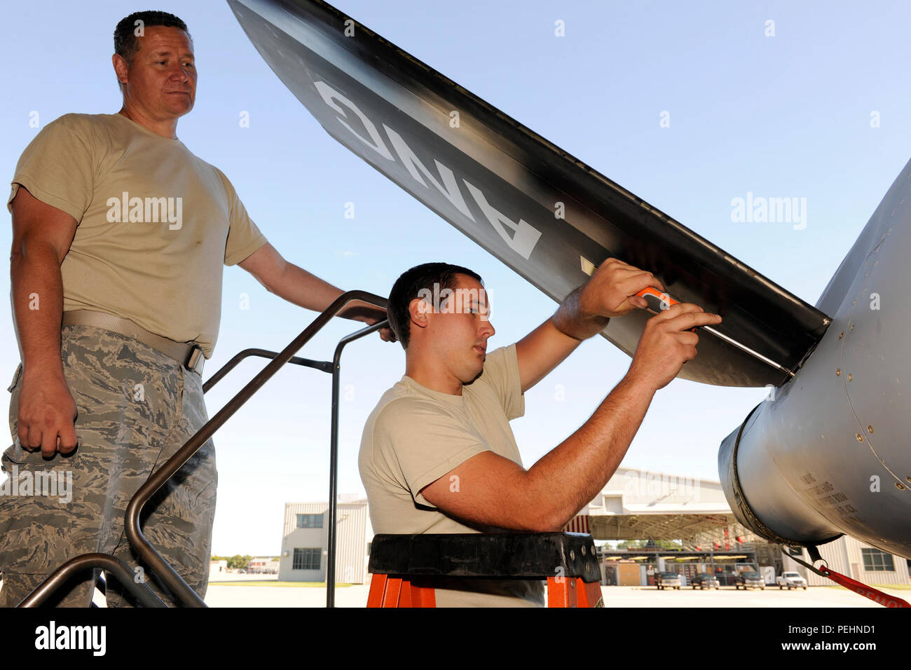 Tech. Sgt. James Wade and Staff Sgt. Kenneth Stokley of the 191st ...