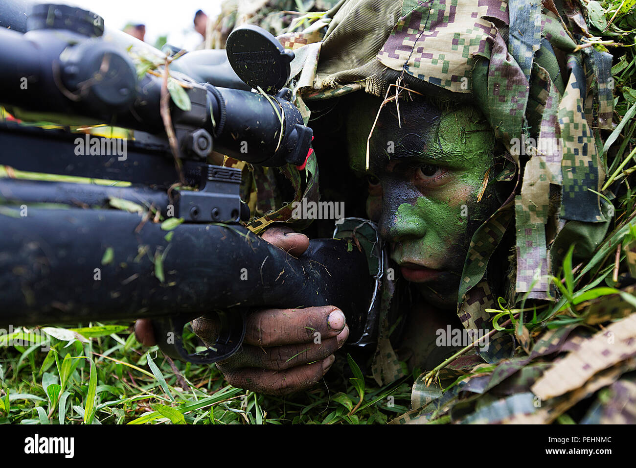 A scout sniper with the Infantería de Marina de Colombia sights in ...