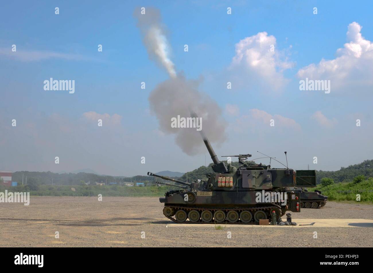 Firing m109a6 paladin hi-res stock photography and images - Alamy