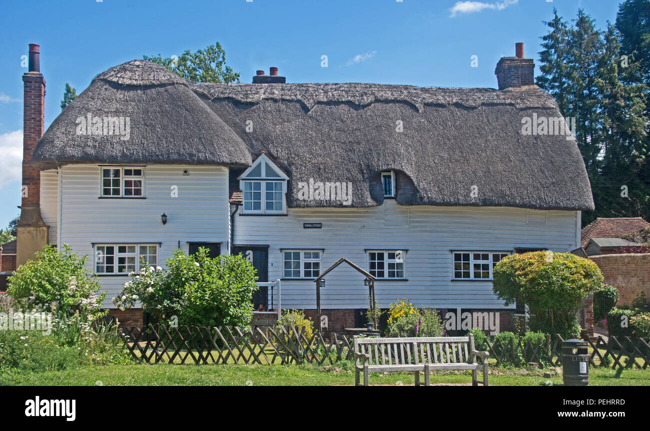 Yalding Village Thatch Cottage Kent England UK Stock Photo - Alamy