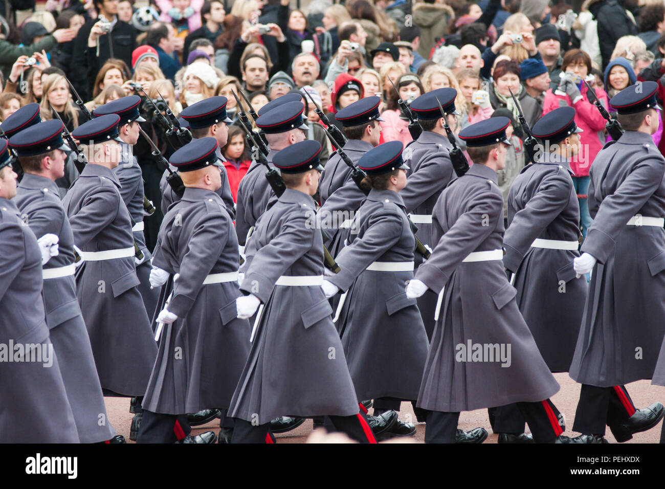 Guards marching buckingham palace hi-res stock photography and images ...