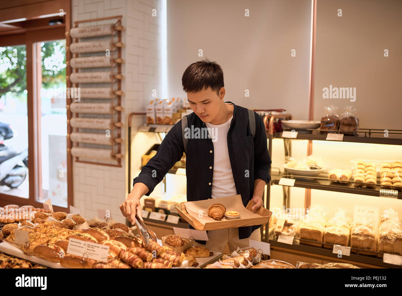 Assistant holding tray of pies hi-res stock photography and images - Alamy