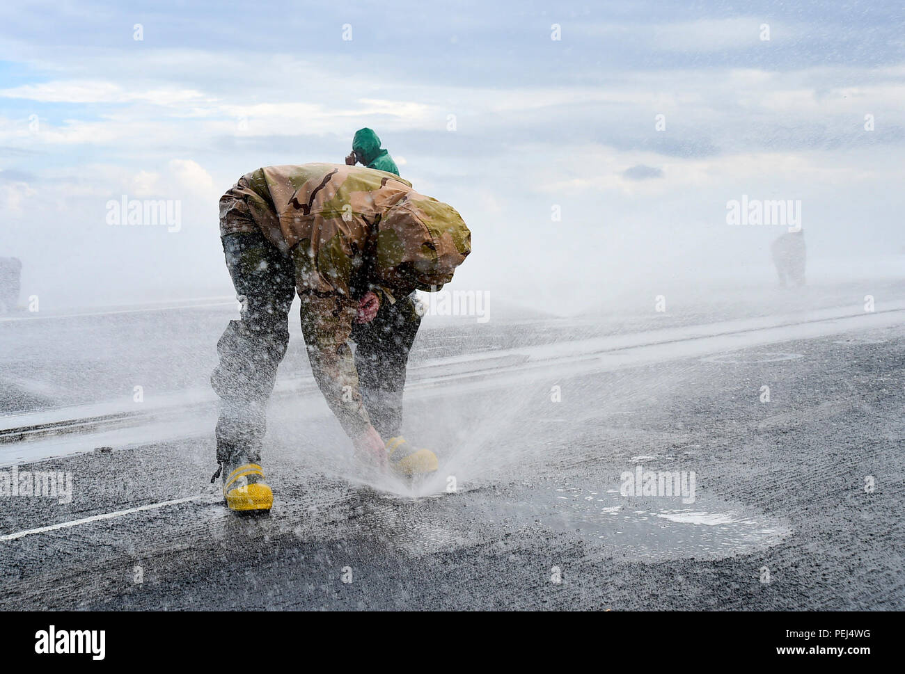 150829-N-ZZ999-151 ATLANTIC OCEAN (Aug. 29, 2015) – Aviation Boatswain ...