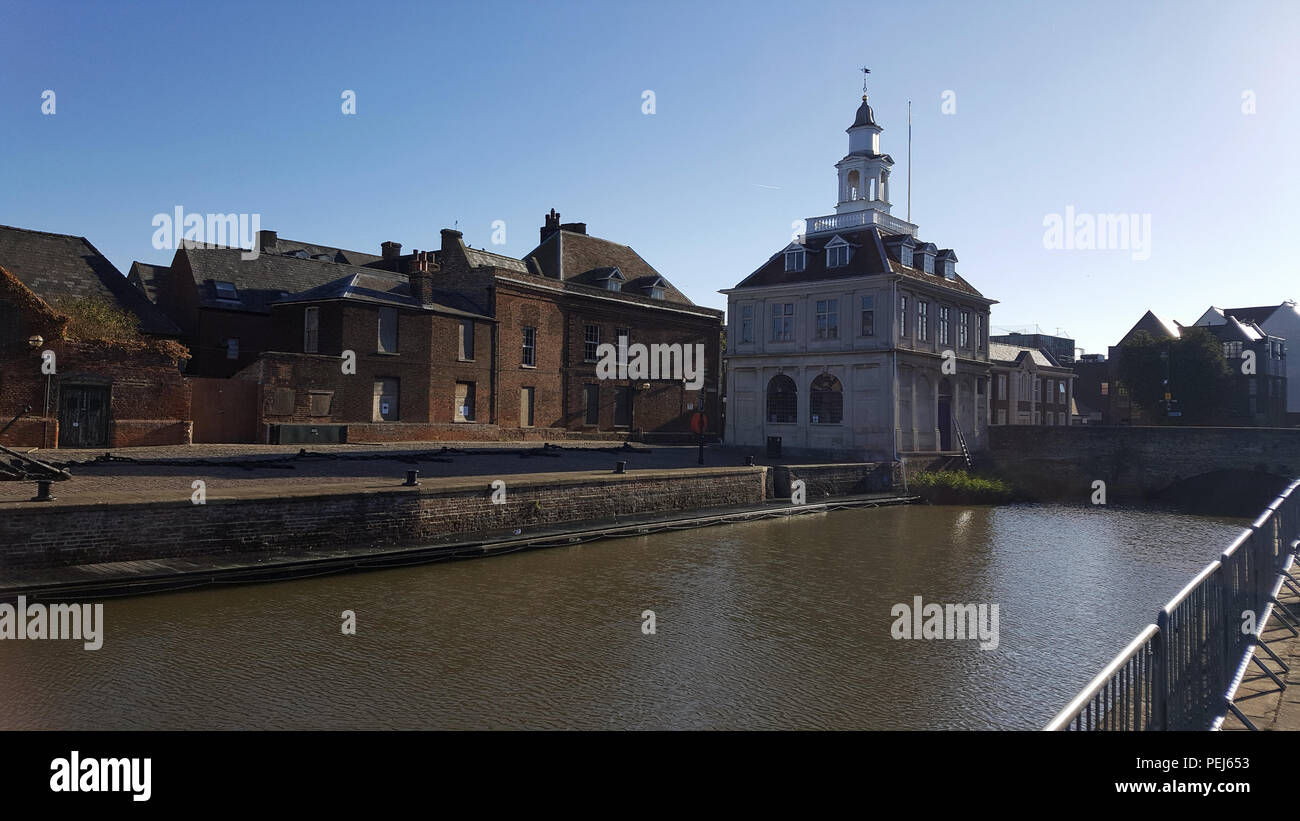 Custom House along with the statue of Captain George Vancouver, Kings ...